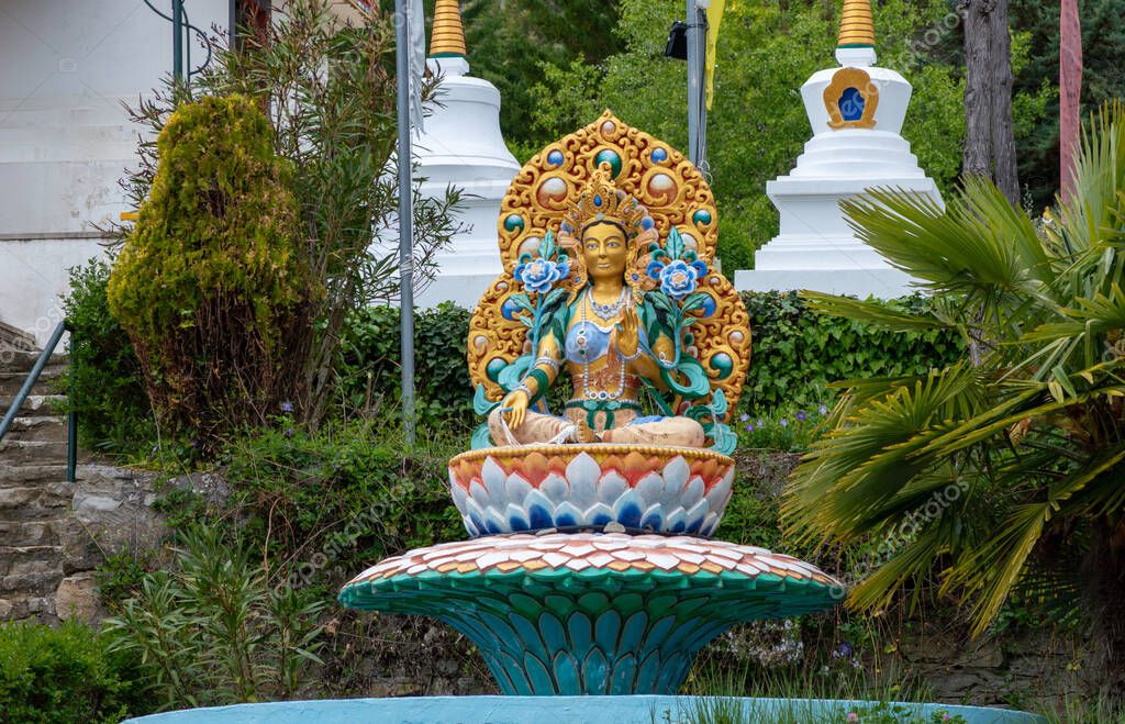 Templo budista de Dag Shang Kagyu en Panillo, Aragón, España, Detalles ...