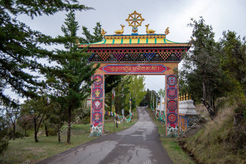 Templo budista de Dag Shang Kagyu en Panillo, Aragón, España, Detalles ...