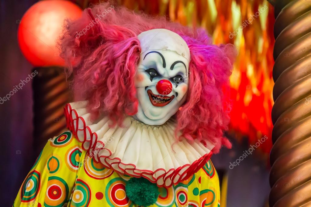 Страшный клоун-робот улыбается . стоковое фото ©moccabunny 58236375