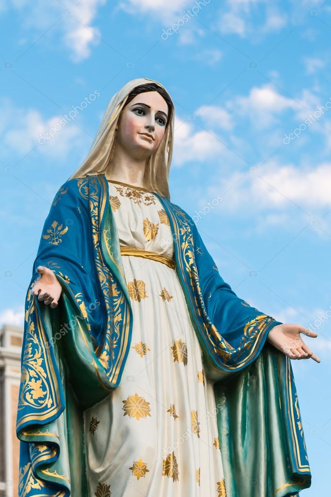 Santa María o la Santísima Virgen María, la madre de Jesús, frente a la ...