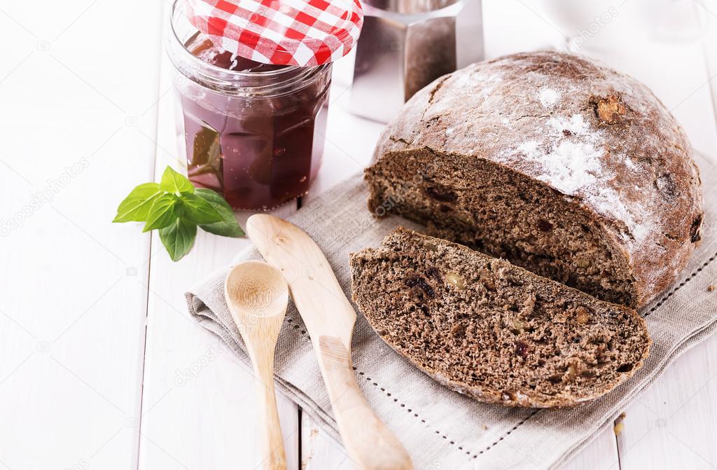 mazorca de pan de centeno recién horneado sobre fondo de madera blanca 2023