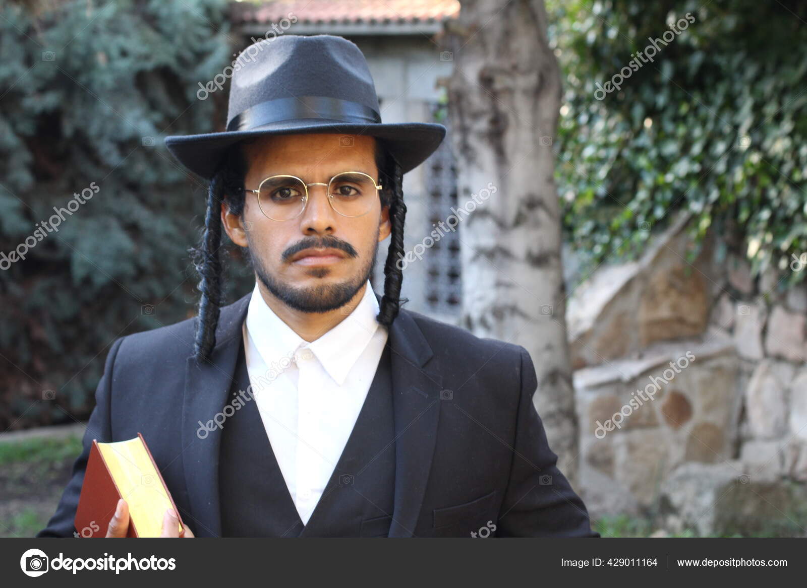 Primer Plano Retrato Joven Rabino Guapo Sombrero Tradicional Con Tanakh ...