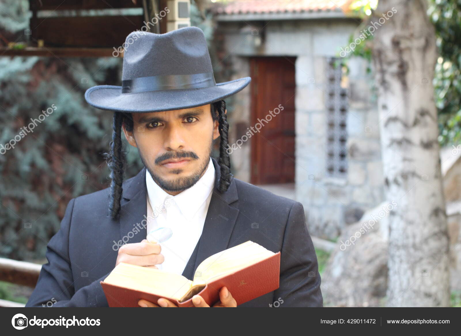 Primer Plano Retrato Joven Rabino Guapo Sombrero Tradicional Con Tanakh ...