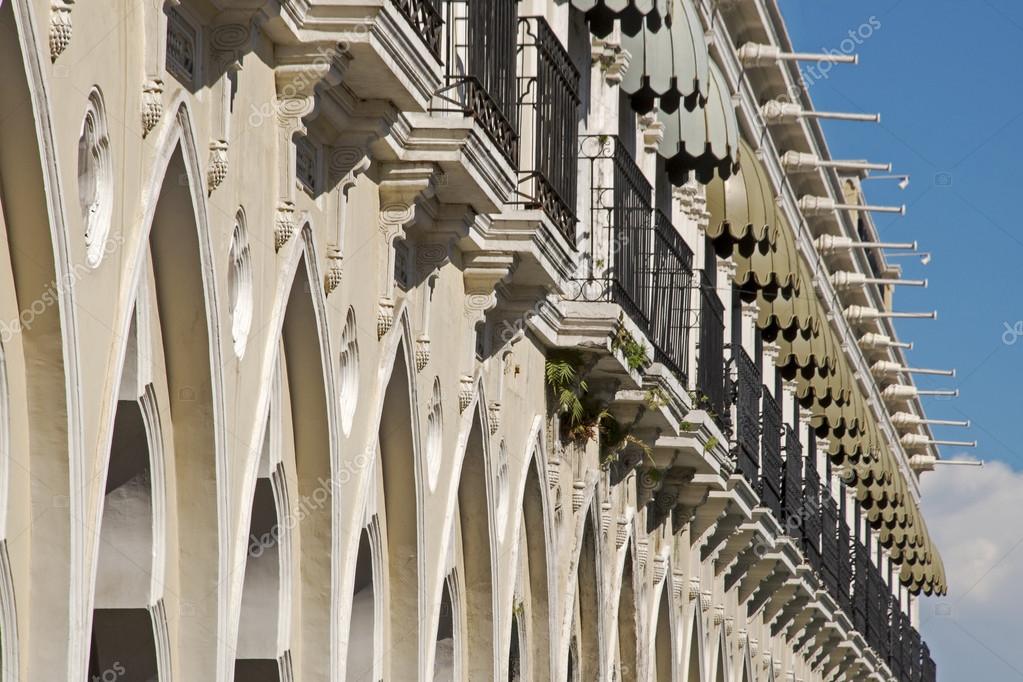Fachada de edificio de estilo colonial 2023