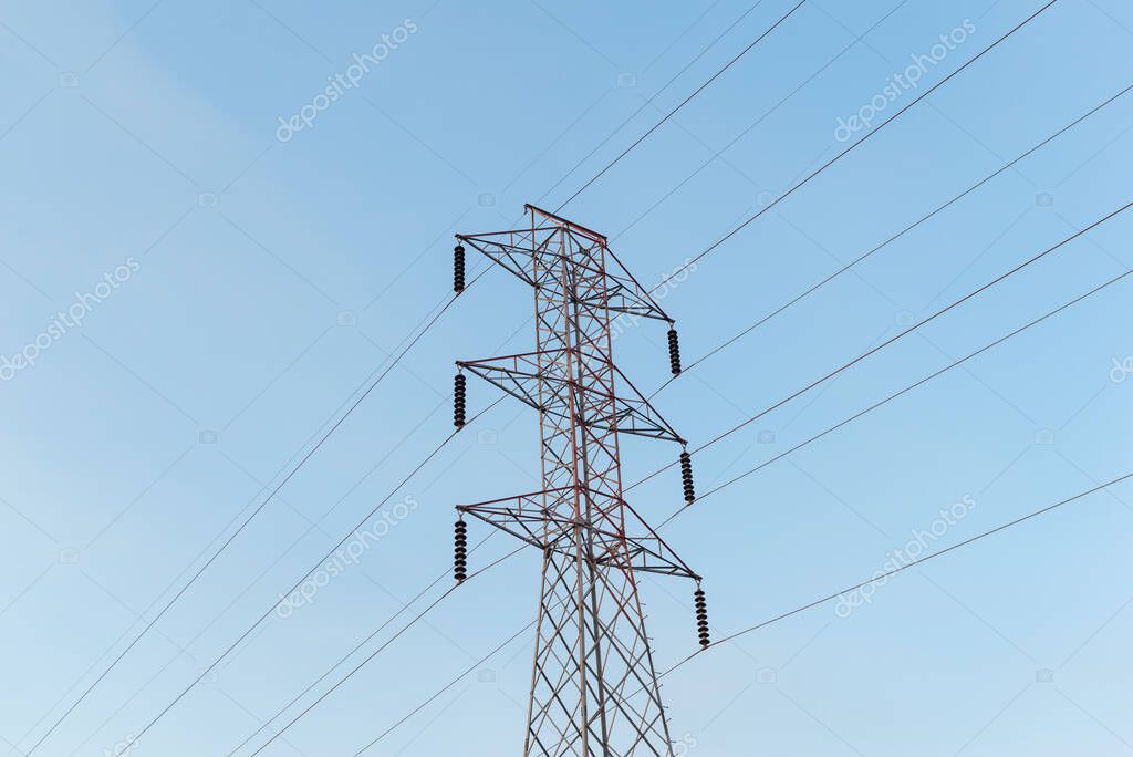 Pil n de transmisi n de electricidad de l neas el ctricas de alto voltaje sobre fondo azul del ...
