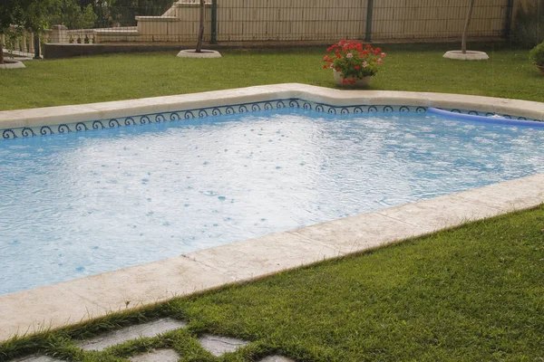 Jardin piscine images libres de droit, photos de Jardin piscine ...