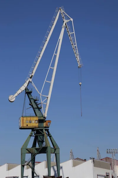 Ancienne grue portuaire images libres de droit, photos de Ancienne grue ...