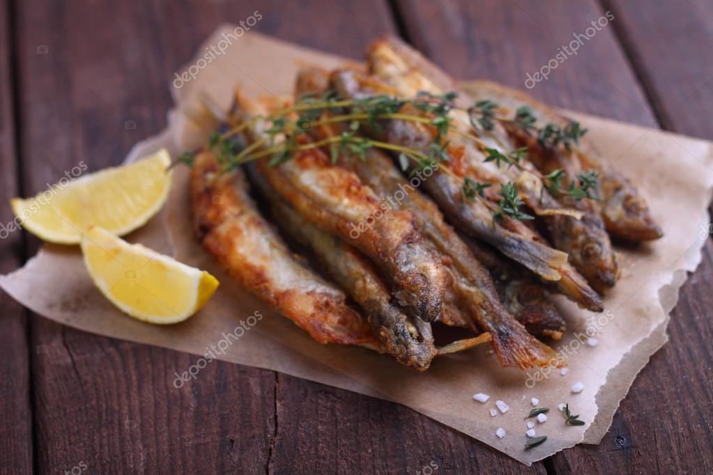 Capelán de pescado frito con limón y tomillo 2023