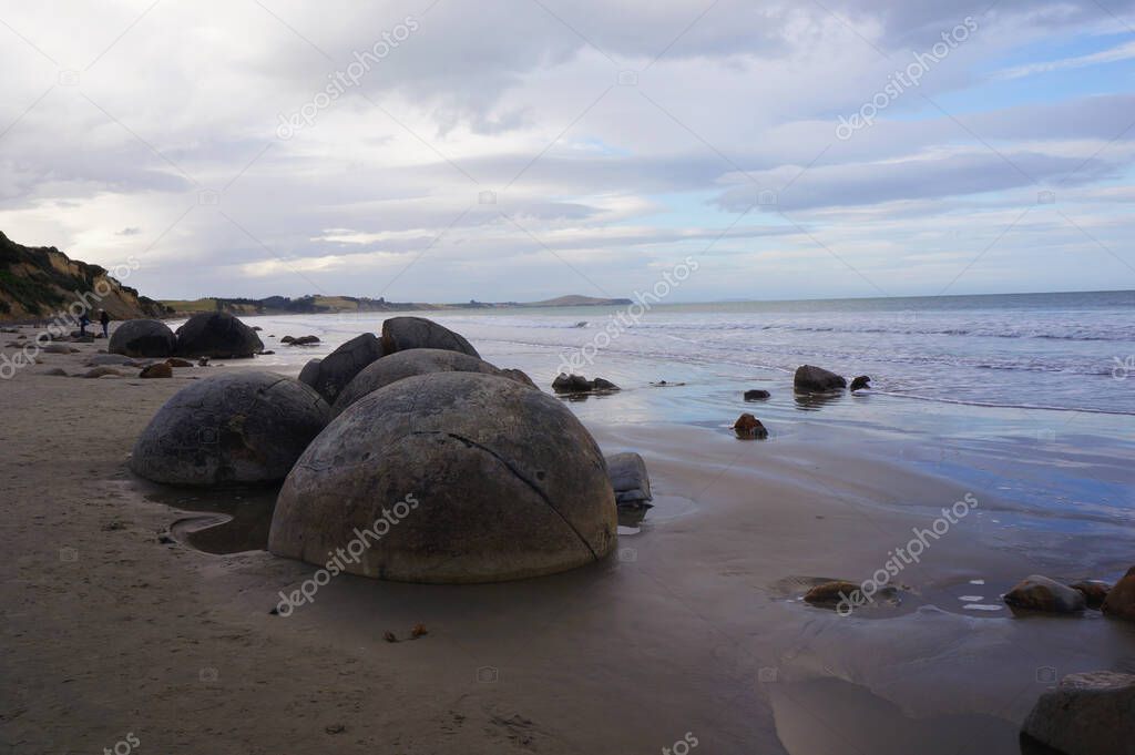 Las rocas de Moeraki son piedras redondas grandes únicas que mienten a ...