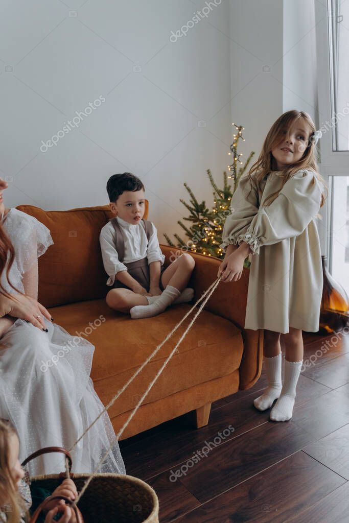 hermosa pelirroja vestida con un vestido blanco bohemio con sus hijas e ...