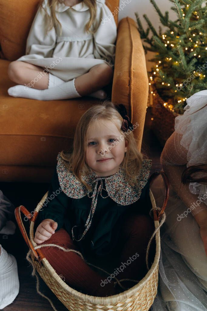 hermosa pelirroja vestida con un vestido blanco bohemio con sus hijas e ...