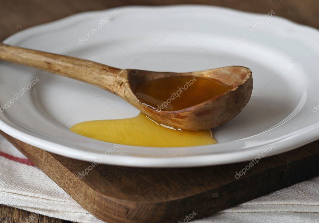 Cuchara de madera con miel rústica natural de un colmenar privado en un ...