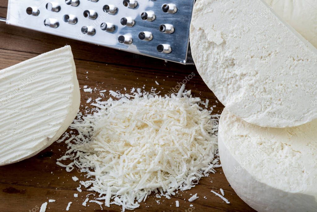 Queso blanco duro / seco tradicional llamado mizithra. Queso fresco ...
