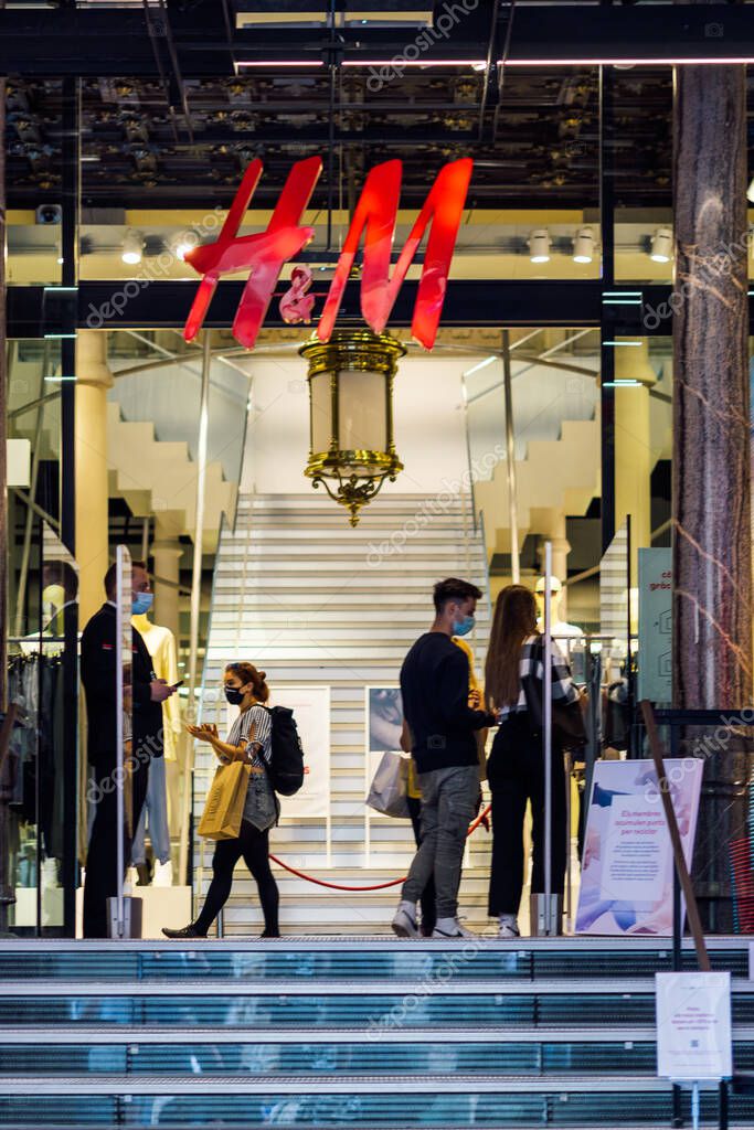 Barcelona, España - 3 de abril de 2021. Logo y fachada de H & M, cadena ...