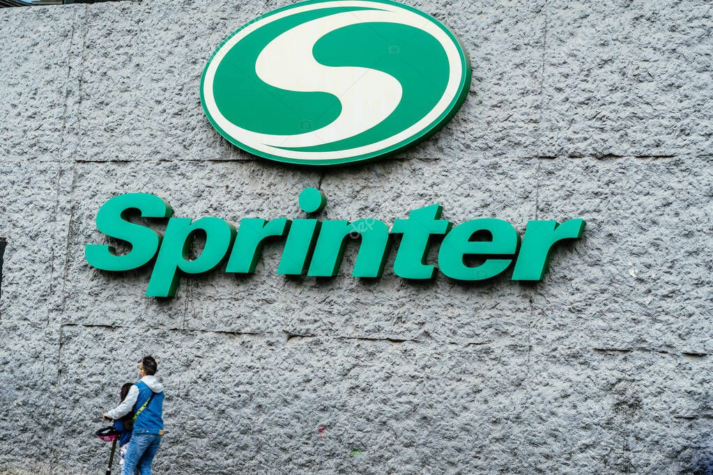 Badalona, Barcelona, España - 24 de abril de 2021. Logo y fachada de ...