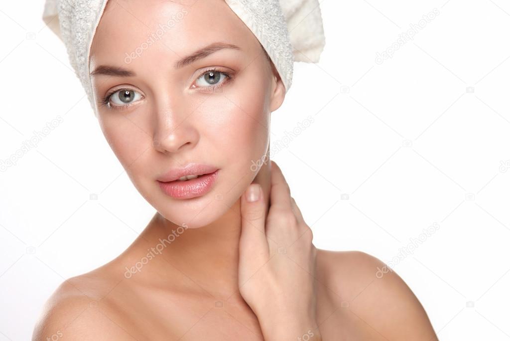 Retrato de una hermosa chica tocándose la cara con una toalla en la cabeza: fotografía de stock ...