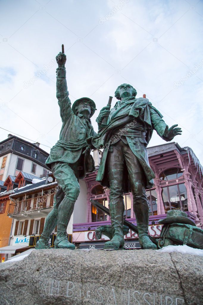 La estatua de Balmat y Paccard, primer ascenso del Mont Blanc 2022