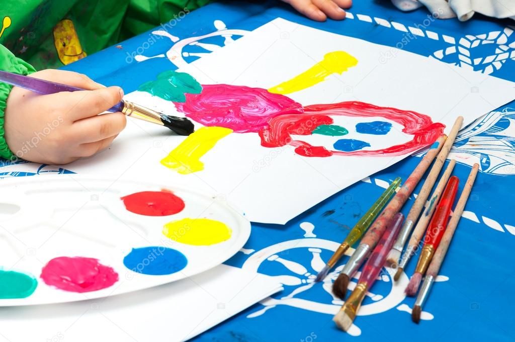 Niño pintando con pincel — Foto de Stock #55597975 — Depositphotos