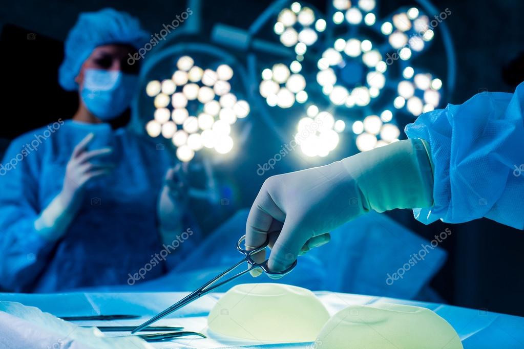 Instrumento quirúrgico de toma de manos de enfermero para el grupo de ...