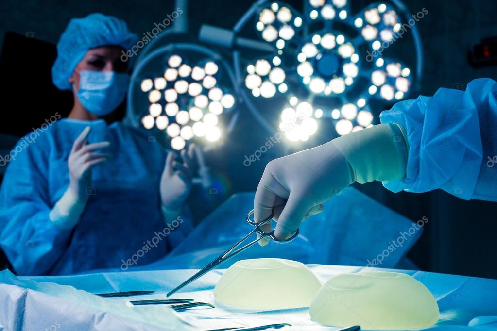 Instrumento quirúrgico de toma de manos de enfermero para el grupo de ...