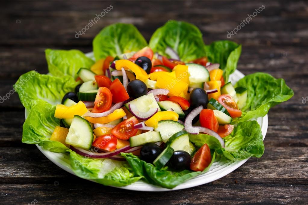 Mistura de salada de legumes frescos, azeitonas pretas, tomates cereja ...