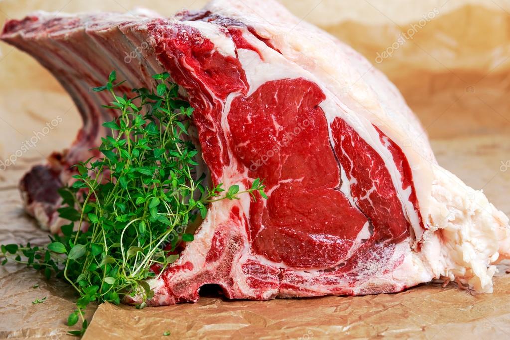 Costilla de hueso de res cruda fresca spero picante. con hierbas. 2024