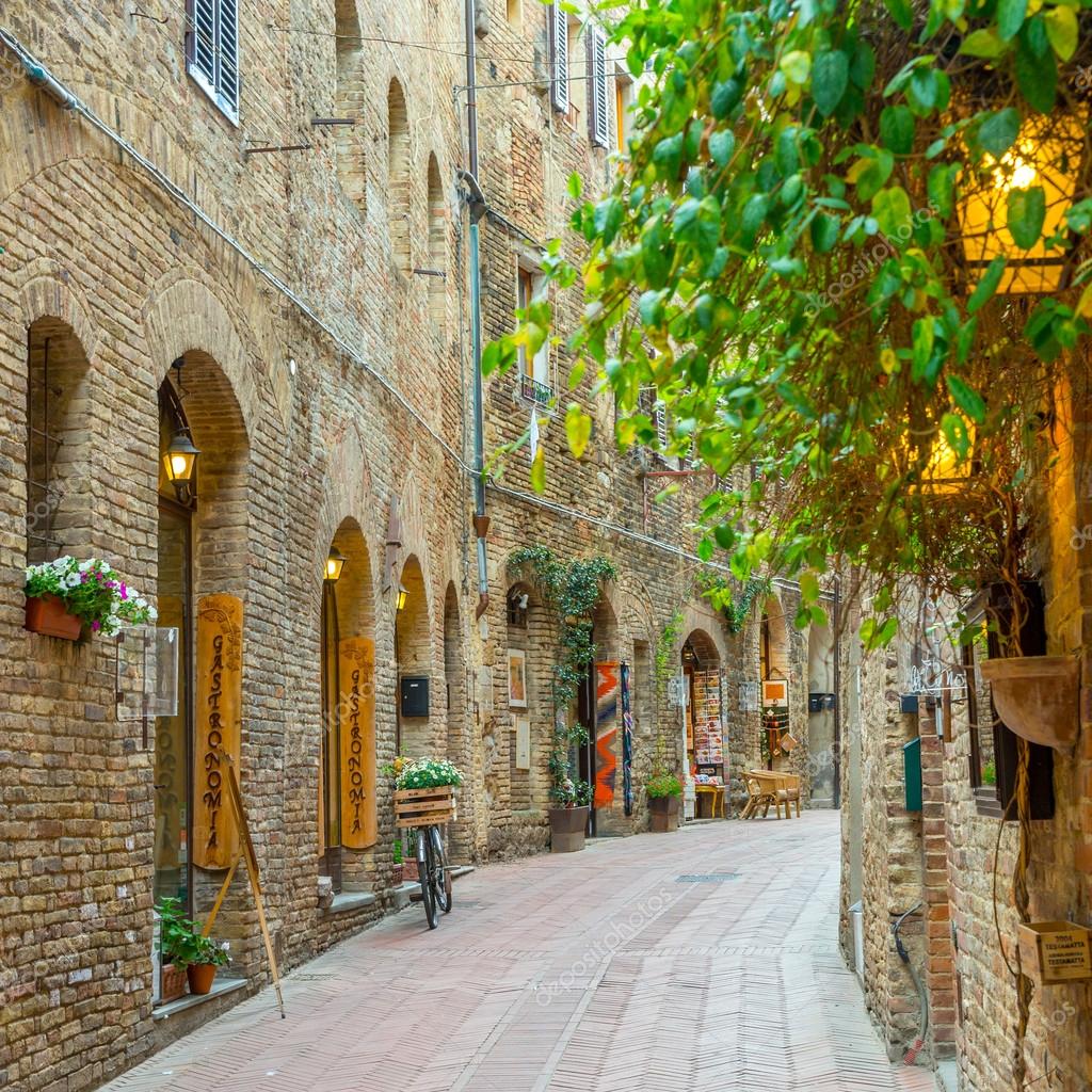 Italian alley, Old town in Tuscany, Italy – Stock Editorial Photo ...