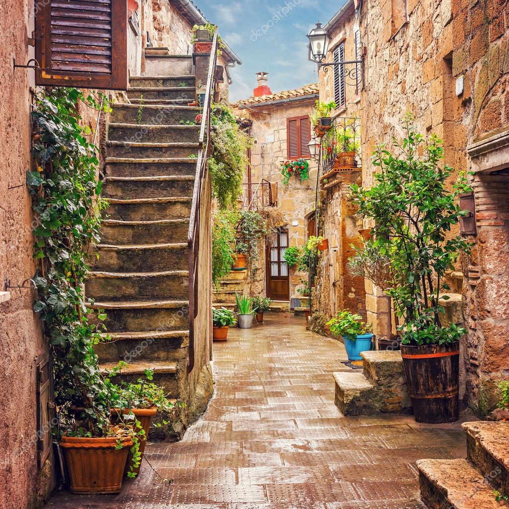 Alley in old town Pitigliano Tuscany Italy — Stock Photo © wojtek77 ...