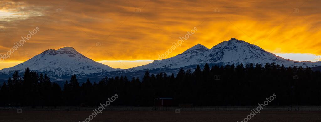 La vista de Mt Bachelor y las tres hermanas de Sisters Oregon durante el atardecer, cadena monta ...