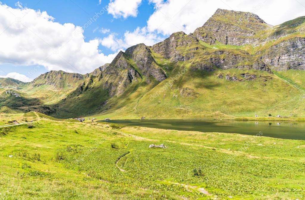 Paso entre el lago Ritom y el lago Cadagno en Cantón de Ticino. 2023