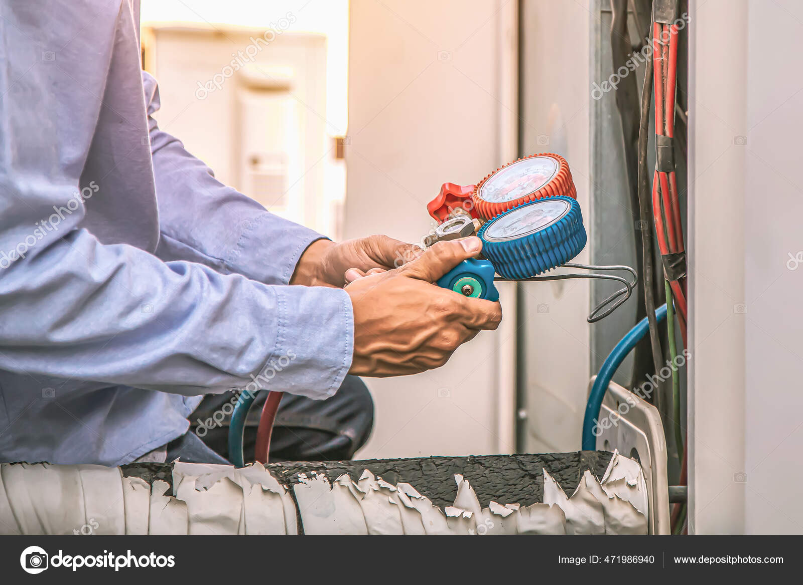 Close Hand Engineer Using Measuring Manifold Gauge Filling Industrial ...