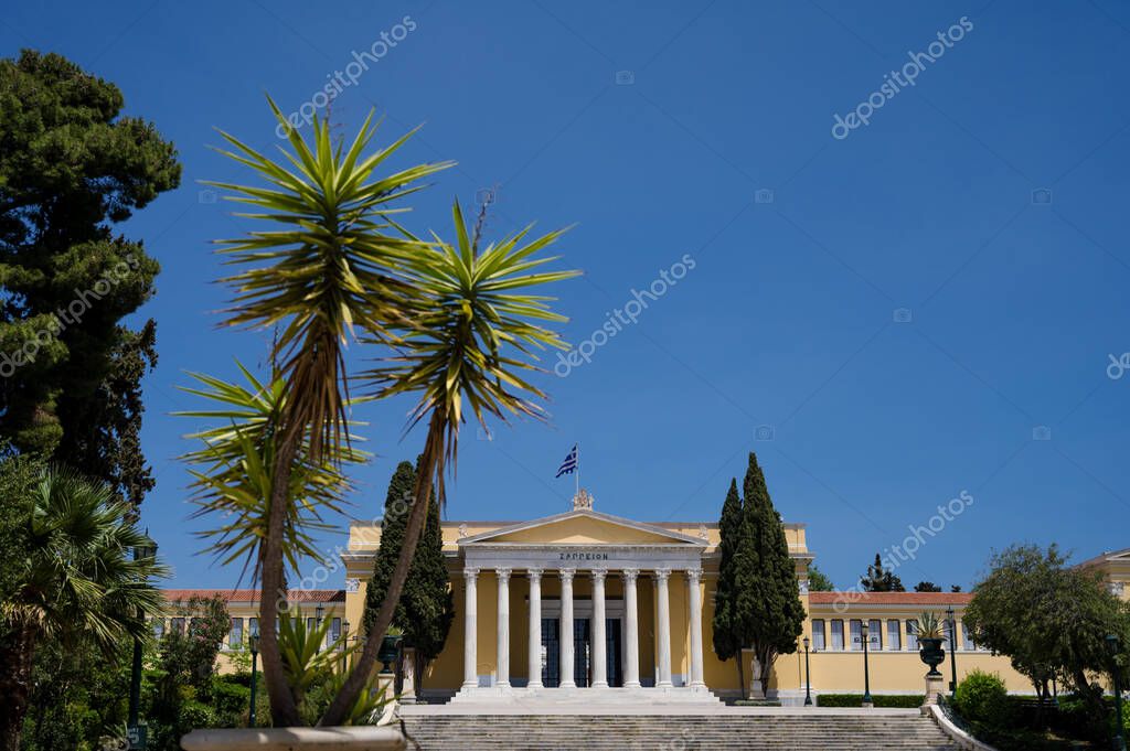 Vista frontal del Salón Zappeion en los Jardines Nacionales de Atenas ...