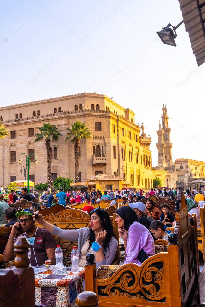 El Cairo, Egipto; octubre 2020: La gente local en los bares al lado del ...