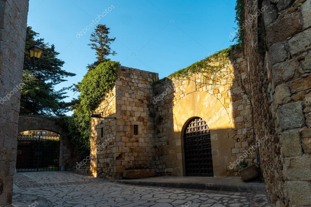 Pueblo medieval de Pals, calles del centro histórico al atardecer ...