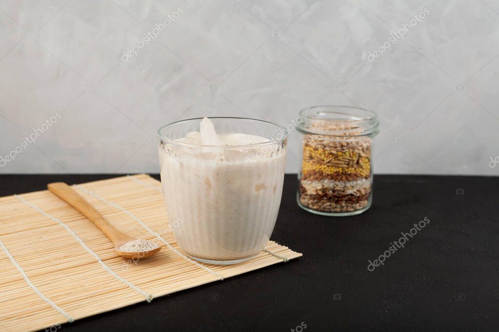 Bebida de Misutgaru o Misugaru Latte. Milkshake coreano con polvo ...