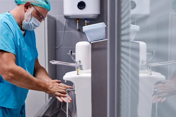 Surgeon washing Stock Photos, Royalty Free Surgeon washing Images ...