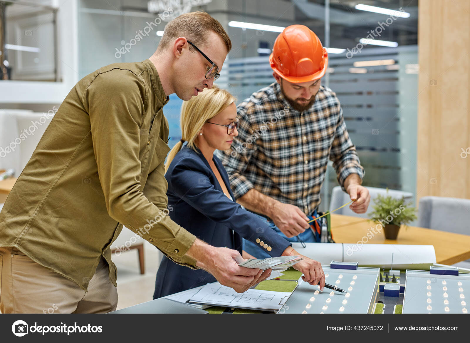 Engineer woman explain the strategy of building on 3d model — Stock ...