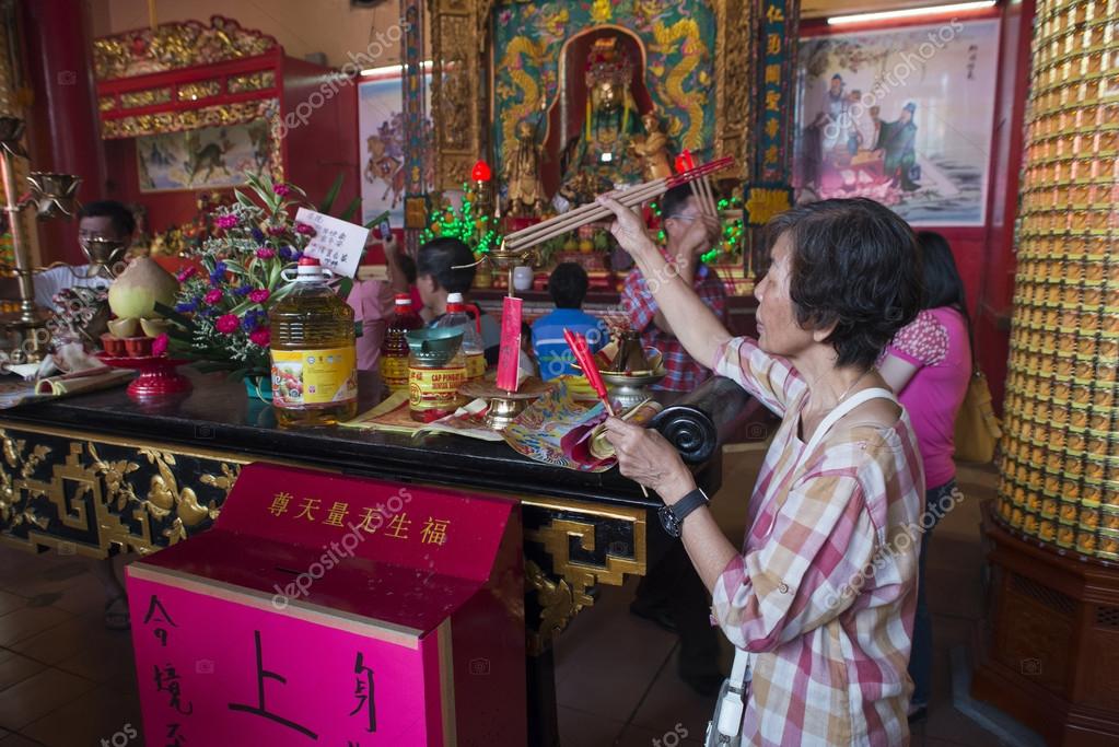 People Praying in Chinese temple — Stock Editorial Photo © casarda ...