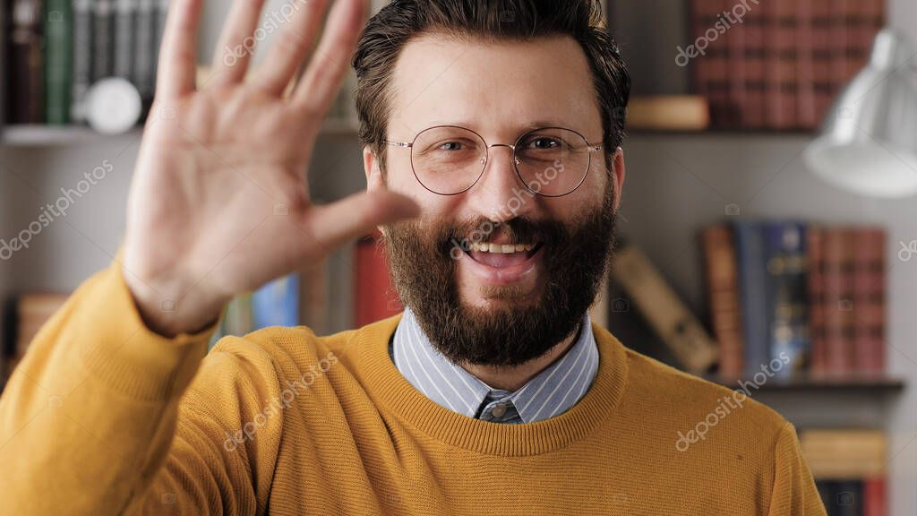 Hombre saludando a HELLO. Hombre sonriente positivo en la oficina o en ...