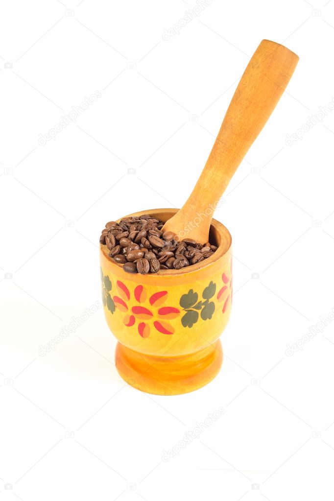 Muchos granos de café en el mortero de madera 2024