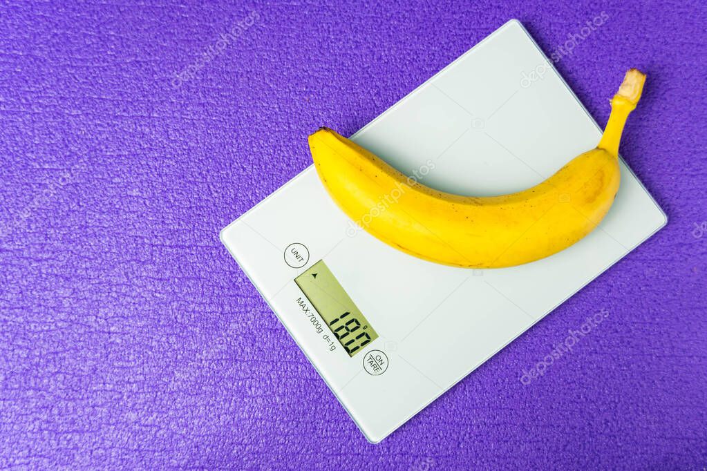 Hay un plátano en la balanza electrónica, la balanza muestra el peso ...