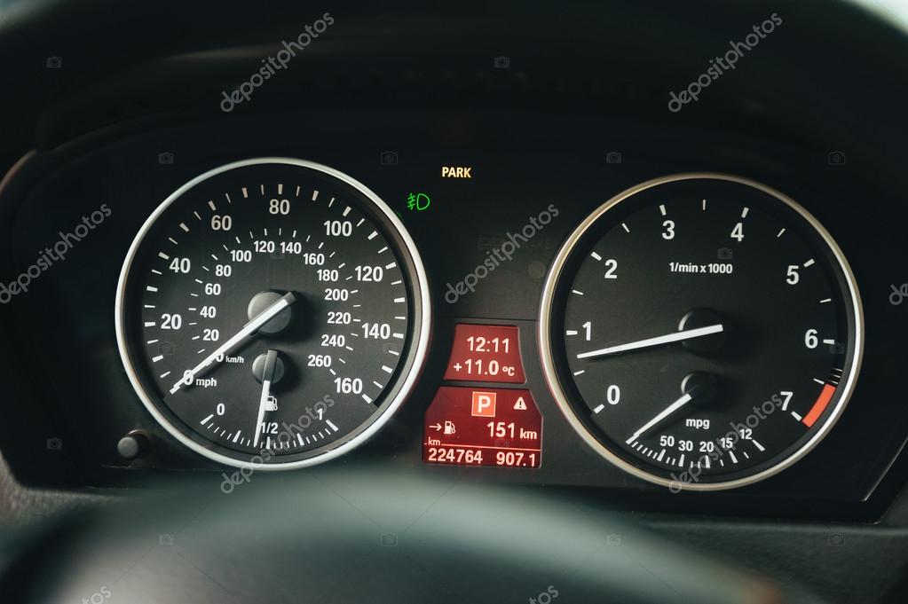 Foto de primer plano de los interiores del coche. panel de instrumentos ...