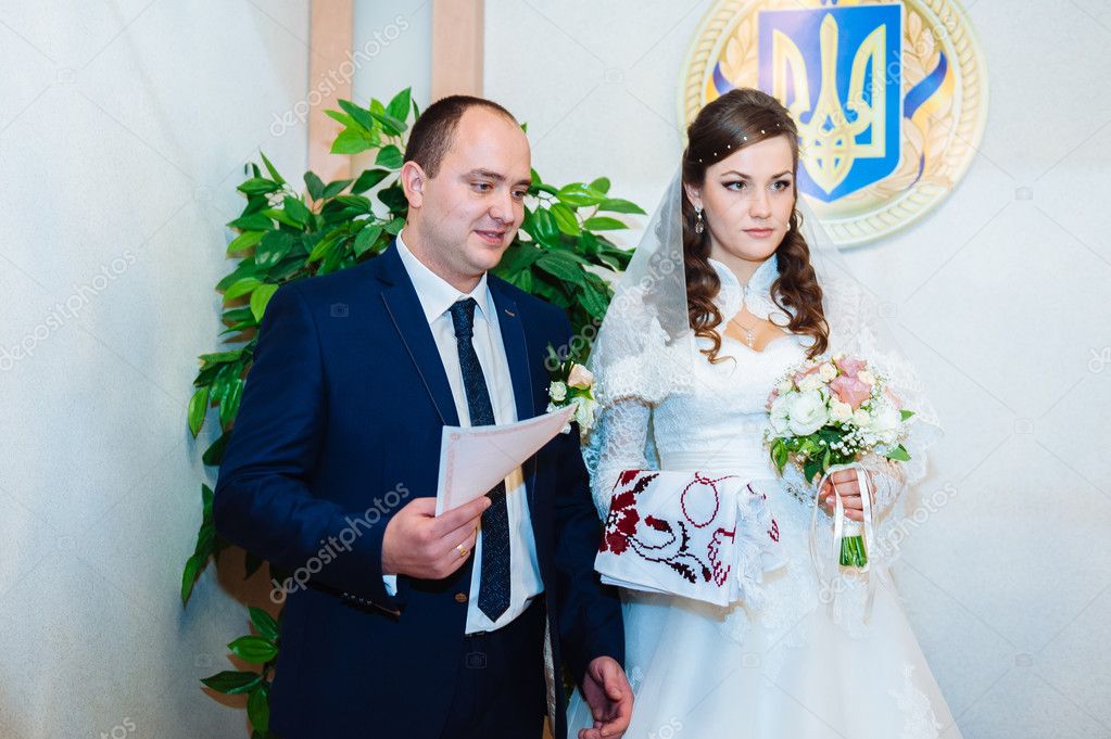 The marriage register. Bride and Groom Signing Marriage Certificate ...