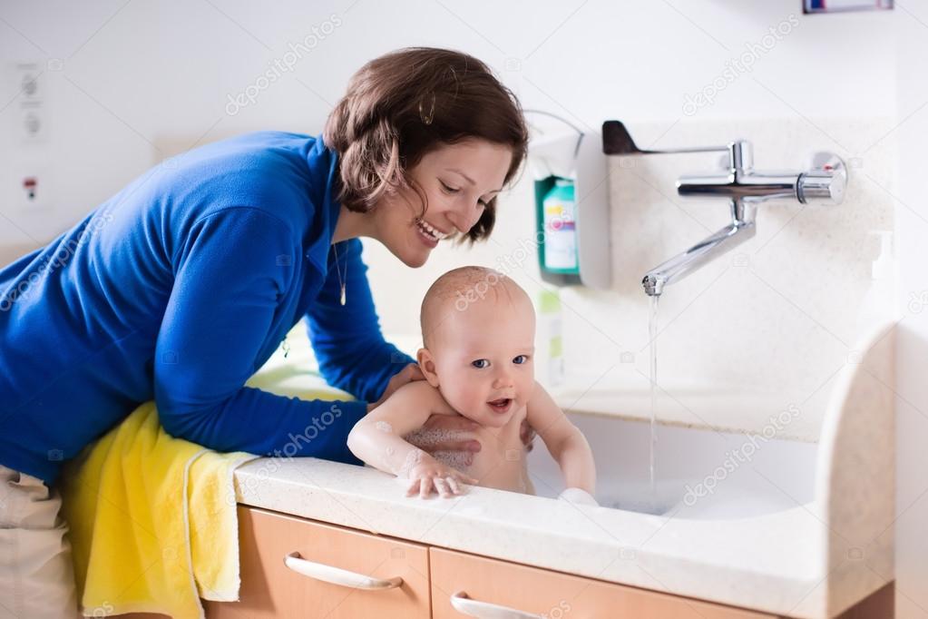 Madre bañando al bebé en la habitación del hospital 2023