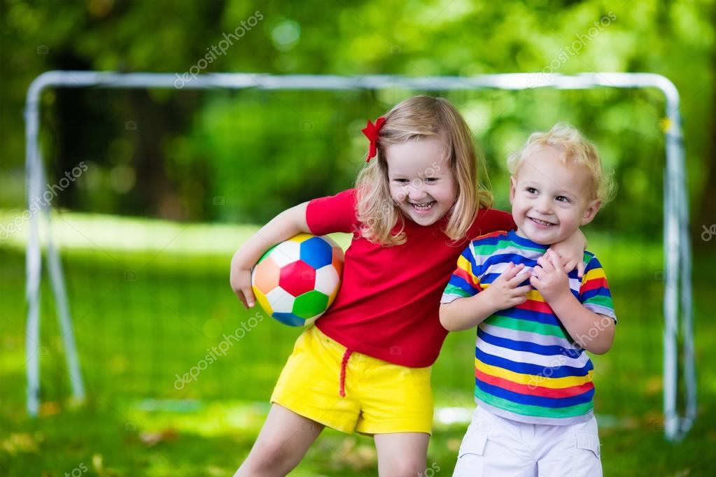 공원에서 축구 하는 아이 — 스톡 사진 © FamVeldman #80482270