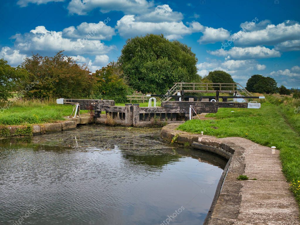 Moss Lock (4) y pasarela en el ramal Rufford del canal Leeds Liverpool ...