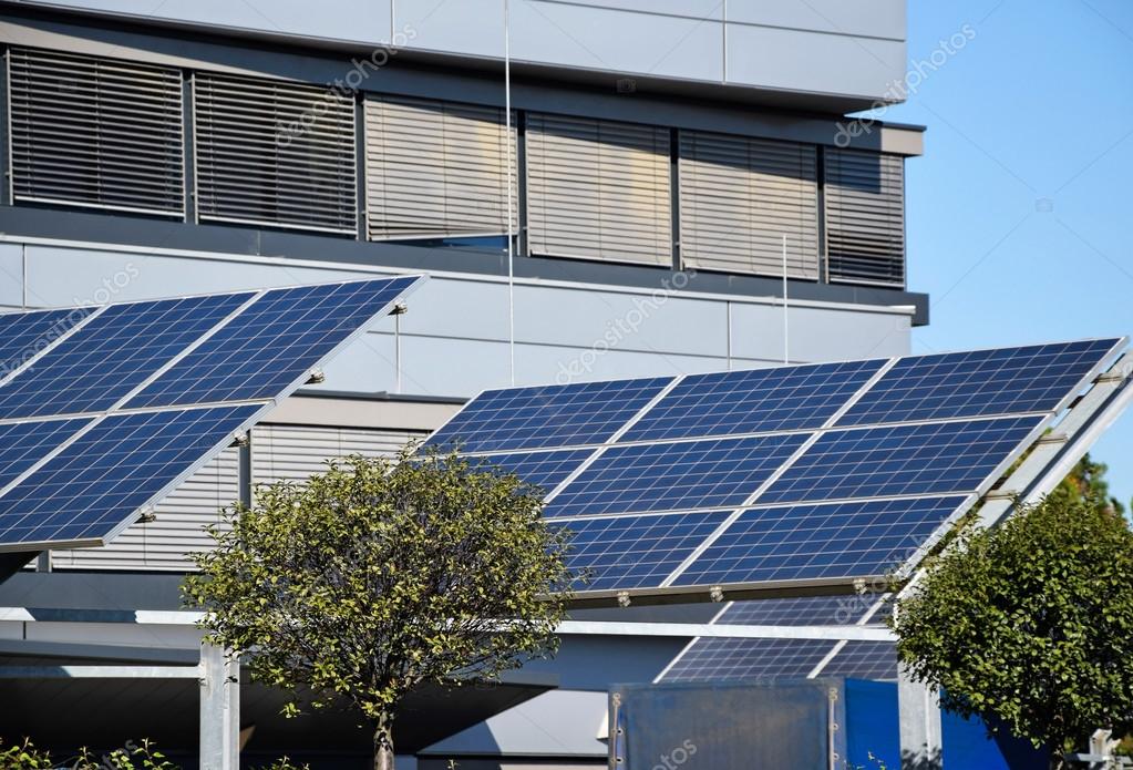 Paneles solares junto a un edificio de oficinas 2024