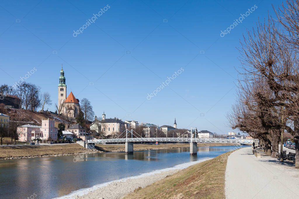 Vista del puente "Mullner Steg" que cruza el río Salzach en Salzburgo ...