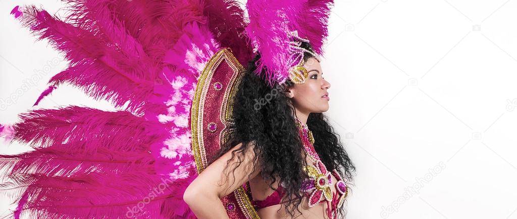 Perfil del traje tradicional rosa de la bailarina brasileña de samba ...