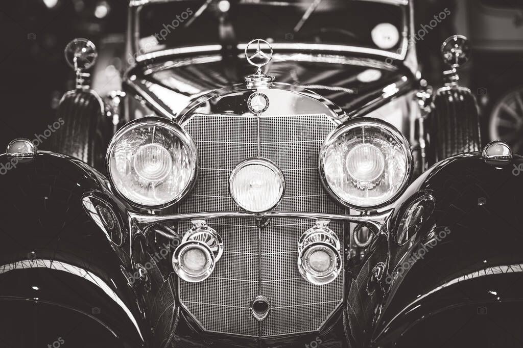 Vista frontal de un coche Mercedes Benz 500K Cabriolet cl sico de 1935 en blanco y negro 2024